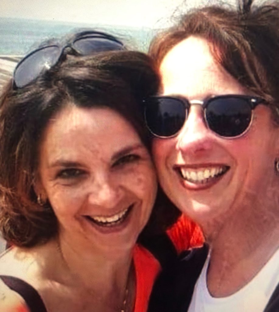 Marjon deelt laatste appje van schoonzus, voor ze vermoord werd door ...