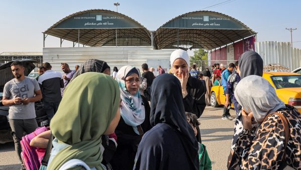 Eerste gewonden en buitenlanders verlaten Gaza via Rafah-overgang ...