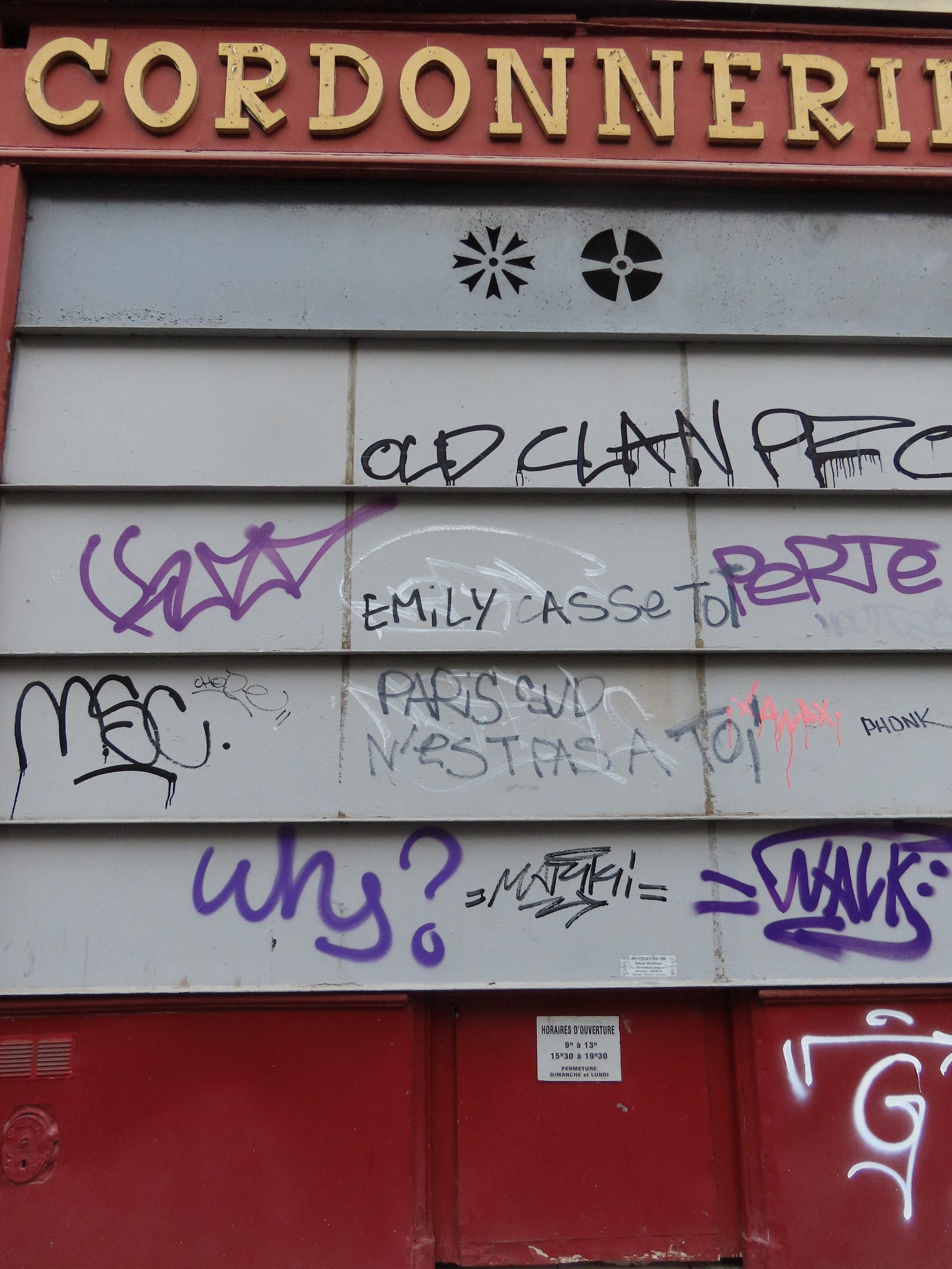 Emily is 'niet welkom' in Paris: filmlocaties beklad met graffiti ...
