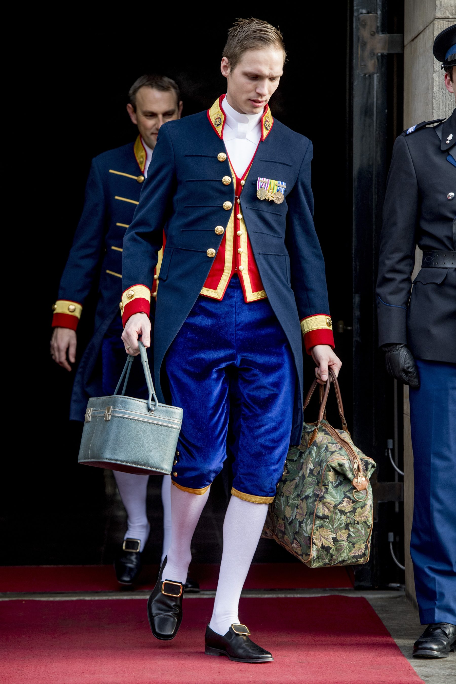 Koningspaar zoekt nieuwe lakei: uiterst discreet en altijd paraat ...