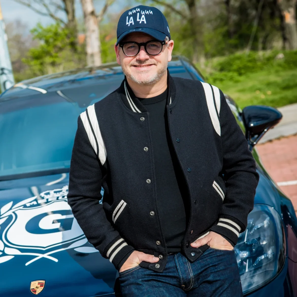 Bobbi Eden heeft het gezellig met een 'knuffelbeer' - LINDA.nl