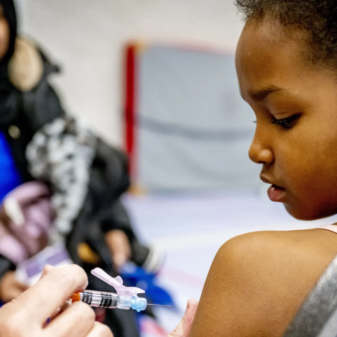 Vader bouwt tiny house voor én met zijn dochter: 'Uitkomst voor starters' - LINDA.nl