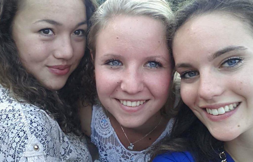 Sophie verloor haar beste vriendin Frederique (19) bij MH17-ramp - LINDA.nl