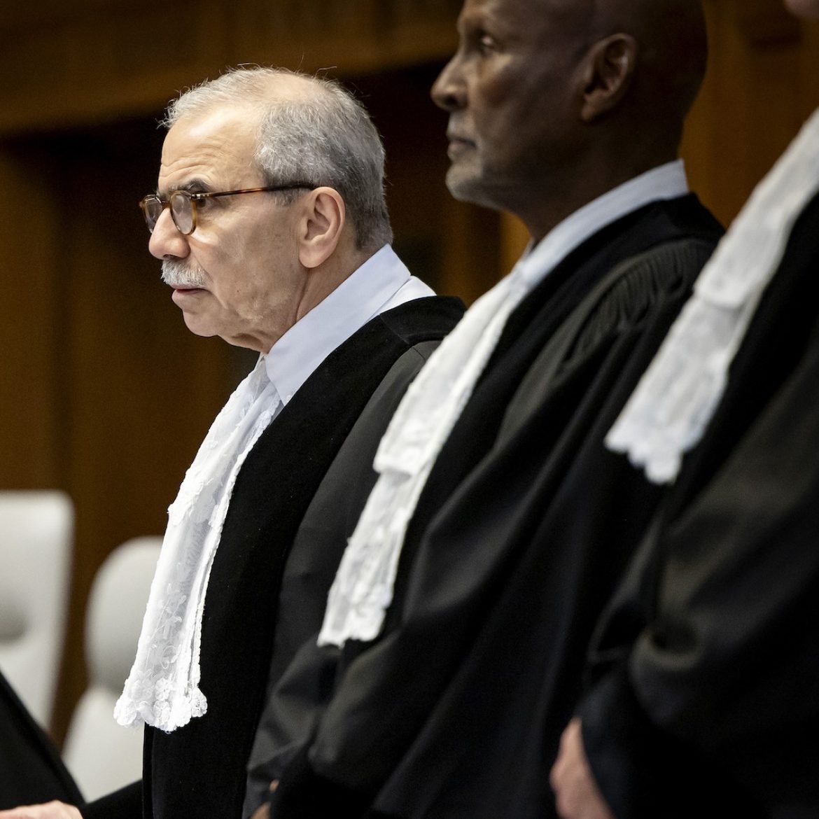 'Ja mam, die gaten hóren zo': gescheurde jeans zijn (weer) helemaal hip ...