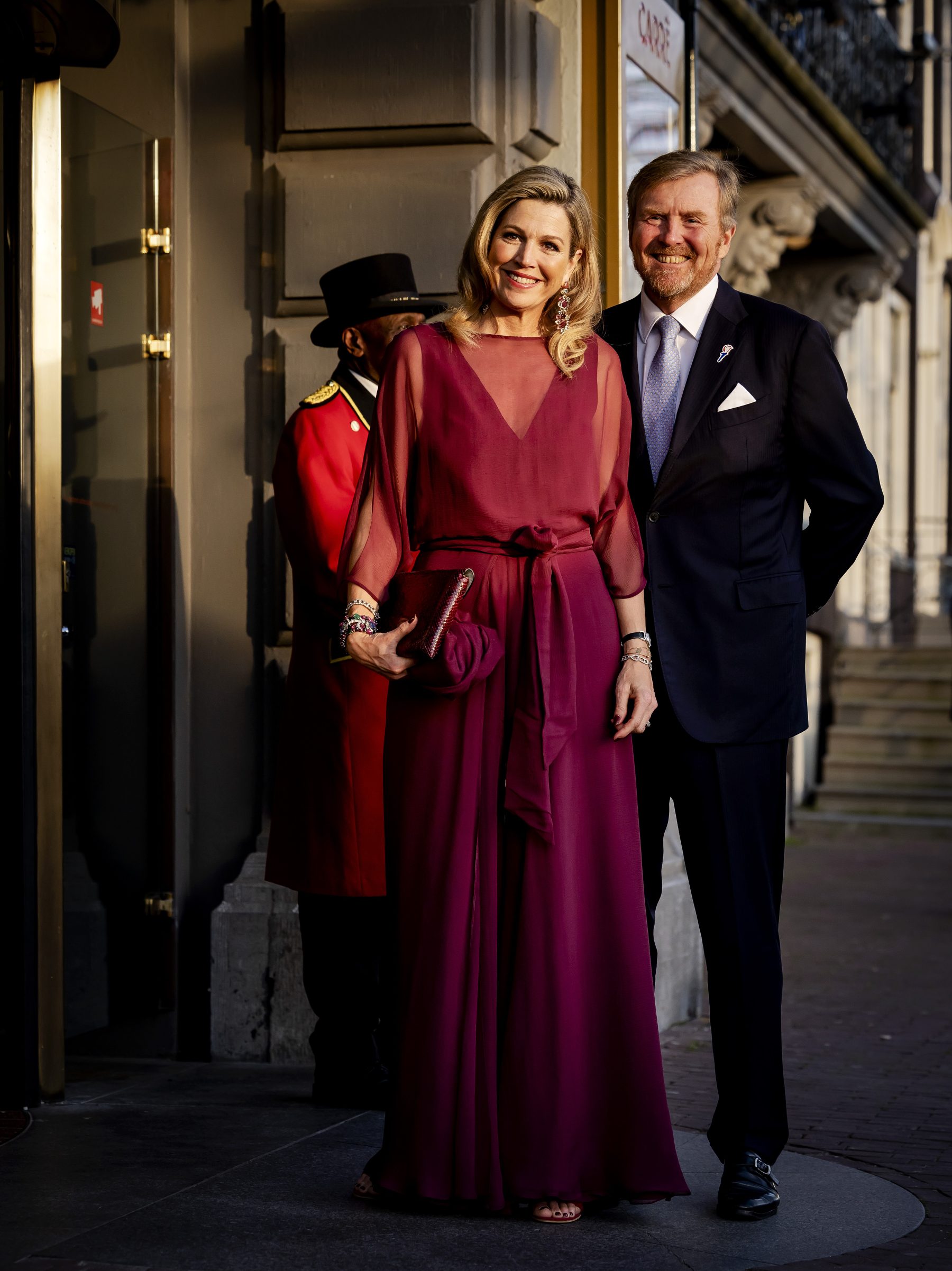 De fitte en stijlvolle nieuwe look van de koning: 'Gezond en gelukkig ...