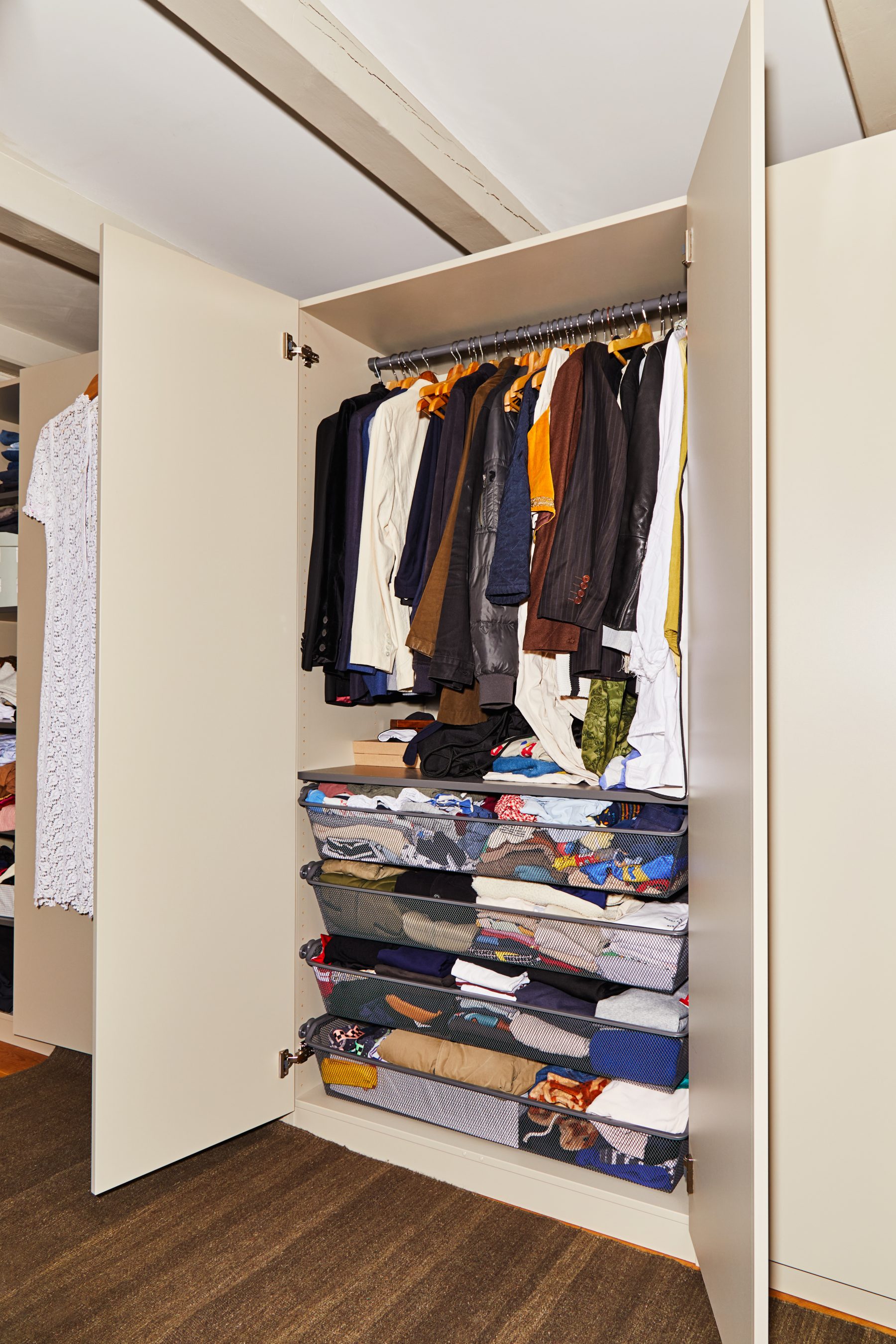 Zo organiseert actrice Chloe Leenheer haar kledingkast - LINDA.nl