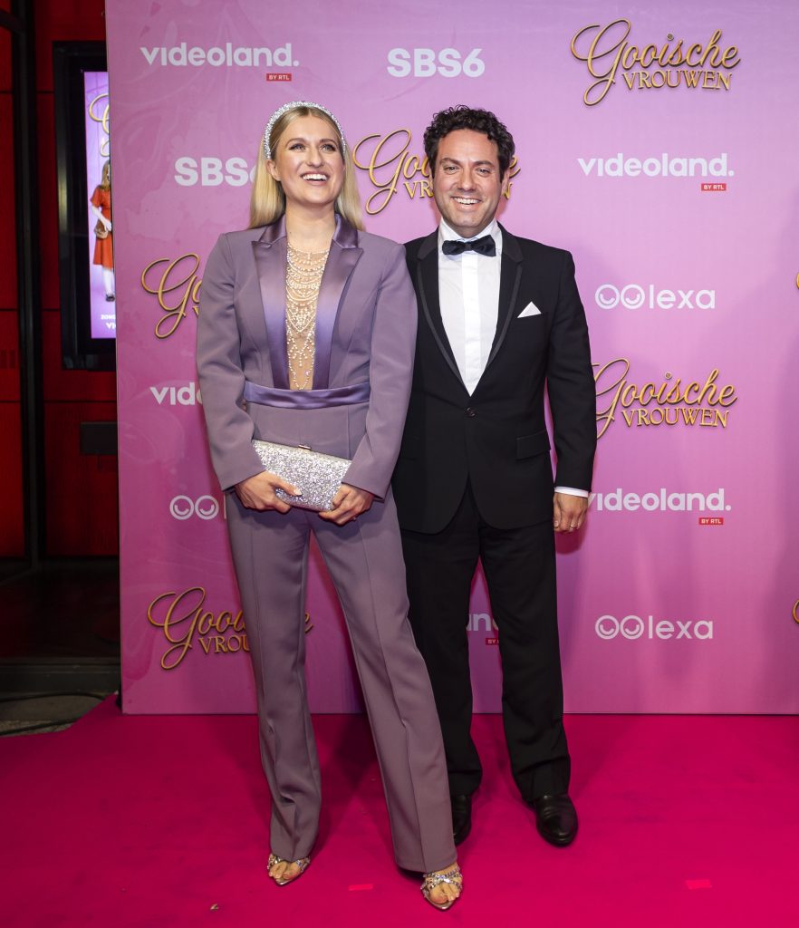 Wat dragen de sterren tijdens de première van 'Gooische Vrouwen ...