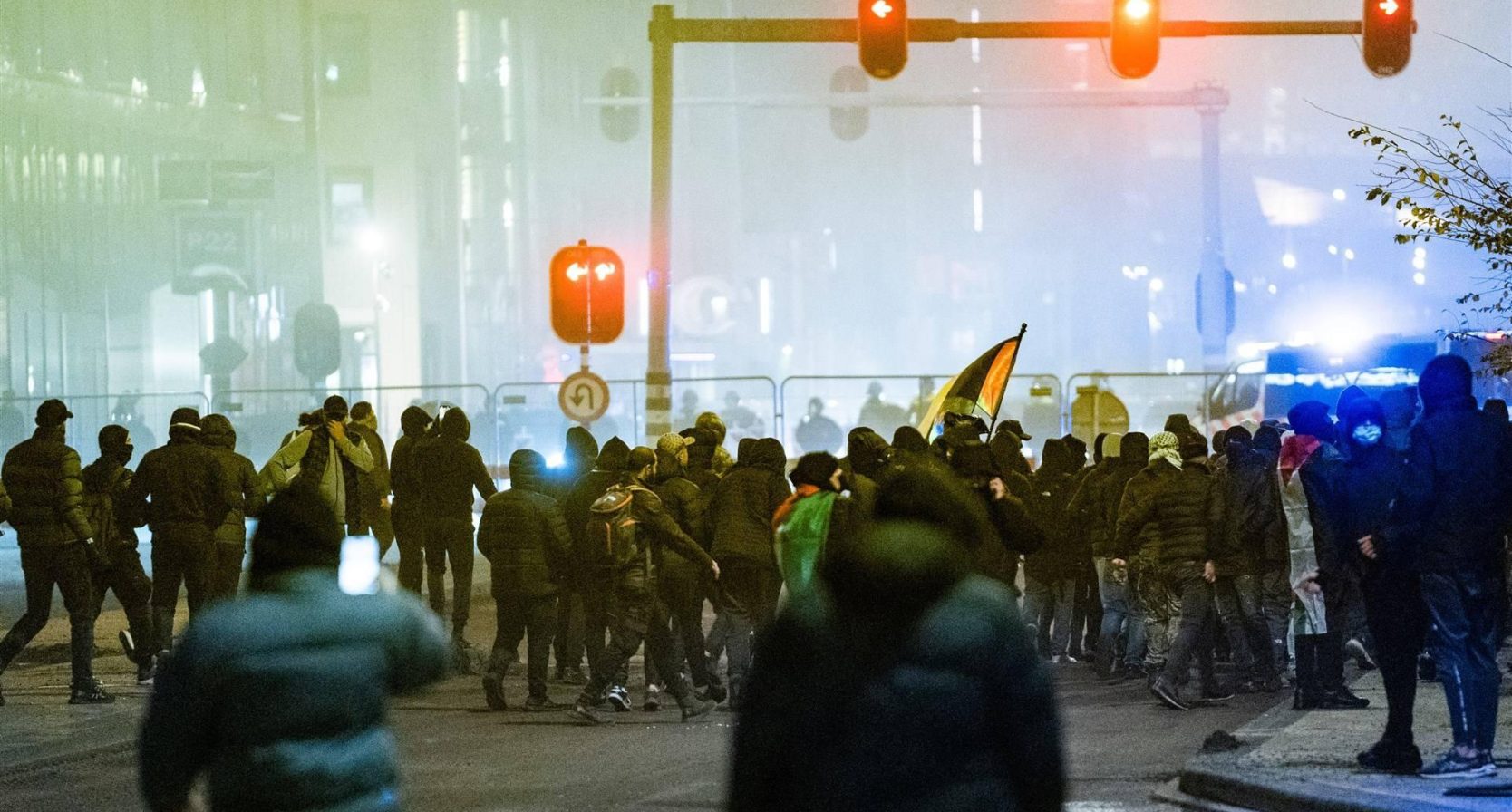 Verdachte meldt zich na tonen beelden van rellen in Amsterdam - LINDA.nl
