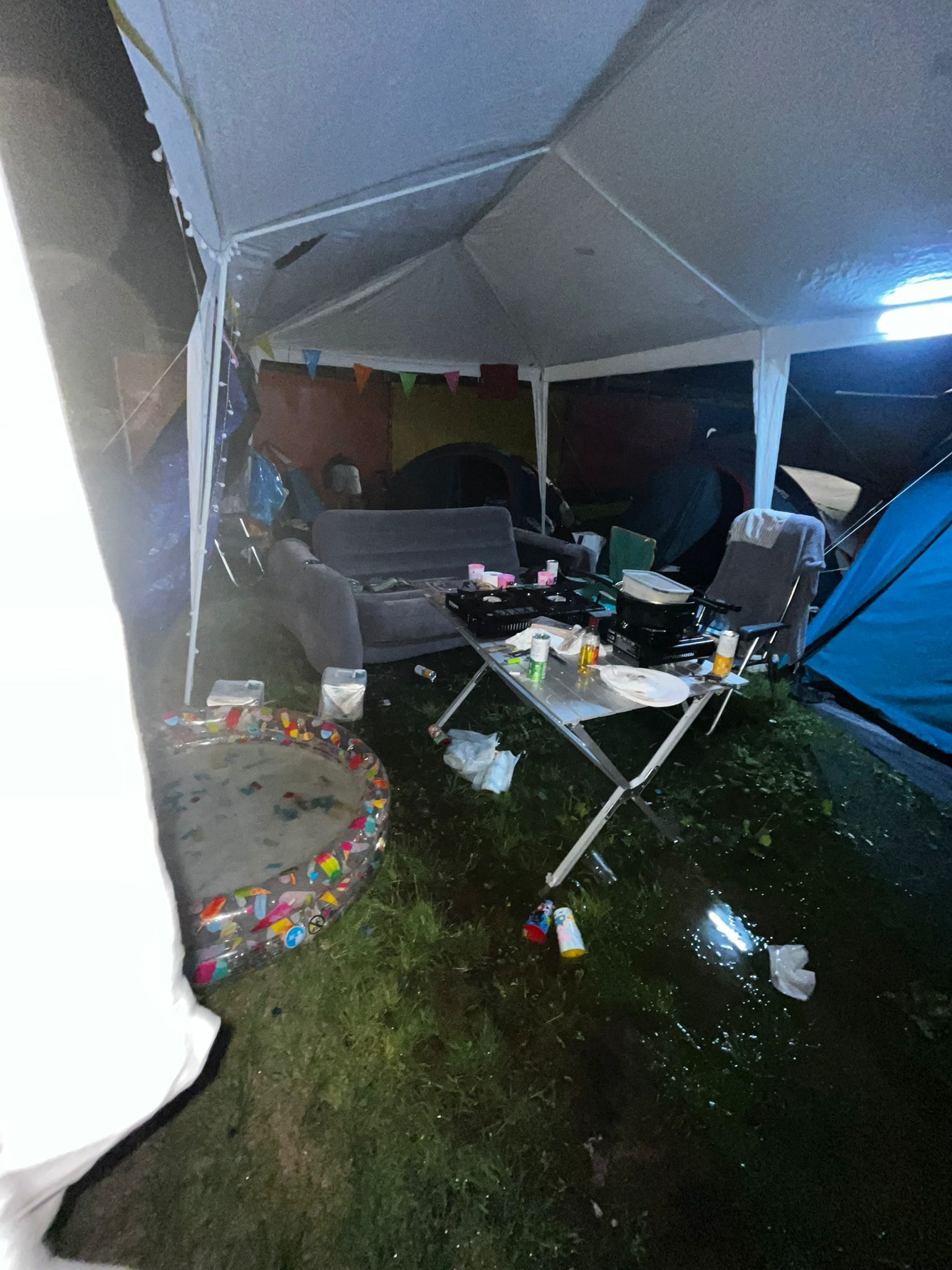 Er stroomde poep, plas en wc-papier door Isabels Lowlands-tent - LINDA.nl