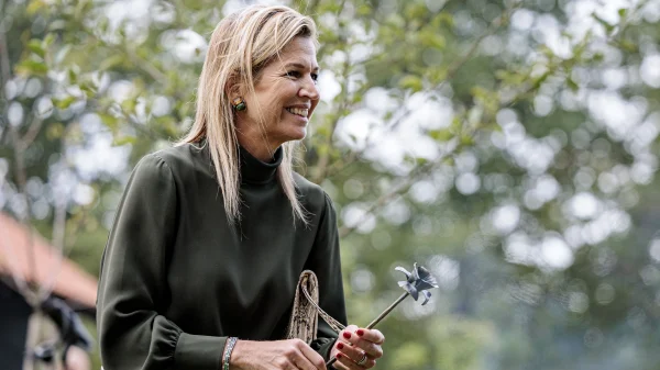 Hiér shop je een alternatief op de faux leren rok van Máxima - LINDA.nl